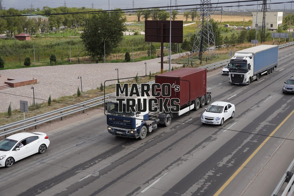 LKW Foto DAF 85 Container-Sattelauflieger Kasachstan weiß #w7ld