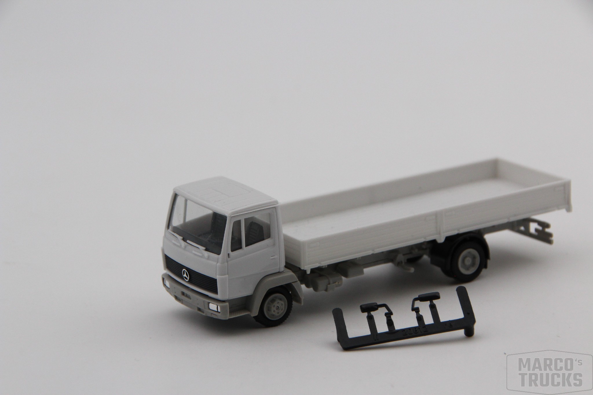 Herpa Mercedes LK 2achs Pritsche grau wie Bahntrans /H15321