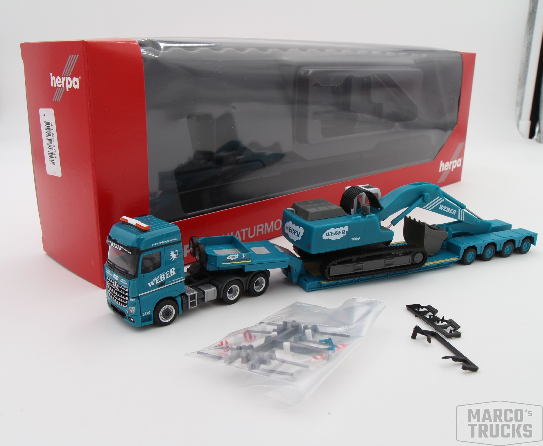 Herpa Mercedes Arocs 6x4 Tieflader Bagger "Betonpumpen Weber" 313001 /HN856